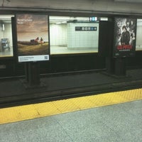 Dundas West Subway Station - Metro Station