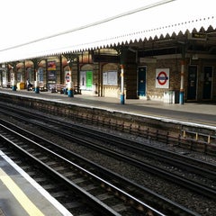 Plaistow London Underground Station - Metro Station