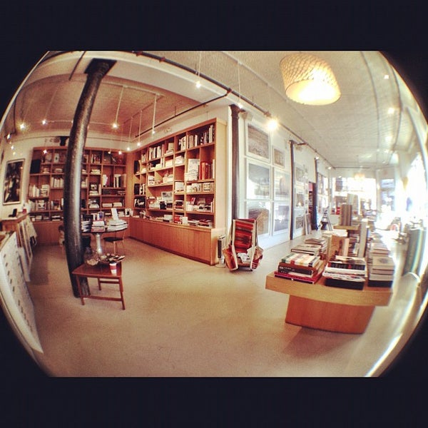 Clic Gallery + Bookstore - Art Gallery in New York