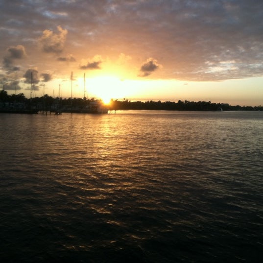 GG's Waterfront Bar And Grill - Seafood Restaurant