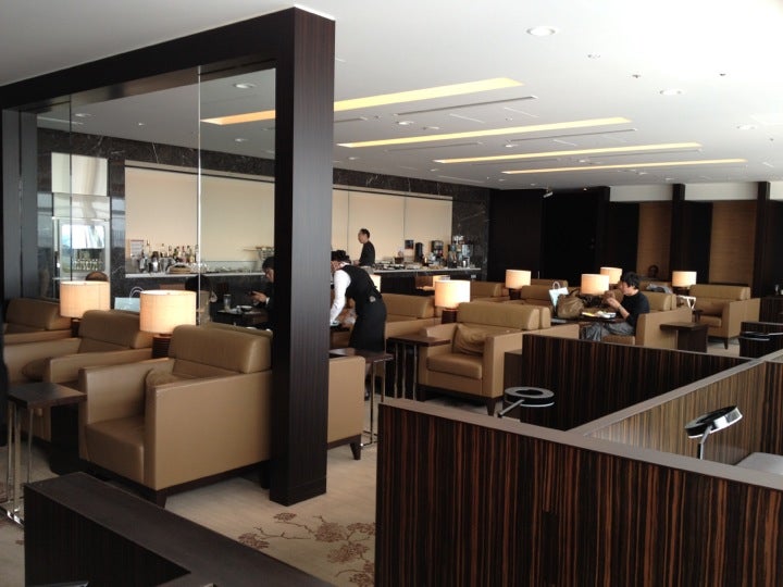 JAL First Class Lounge - Tokyo Haneda (HND) | LoungeReview.com